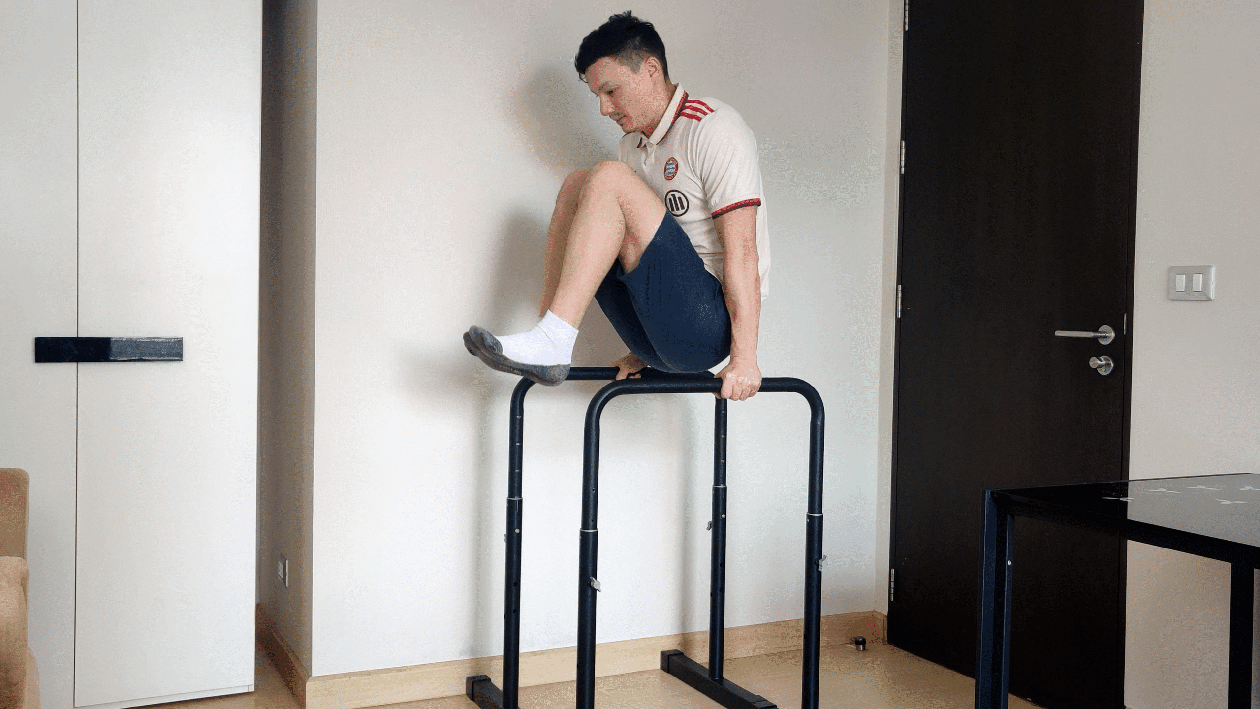 Le relevé de genoux sur barres parallèles - HOME FIT TRAINING